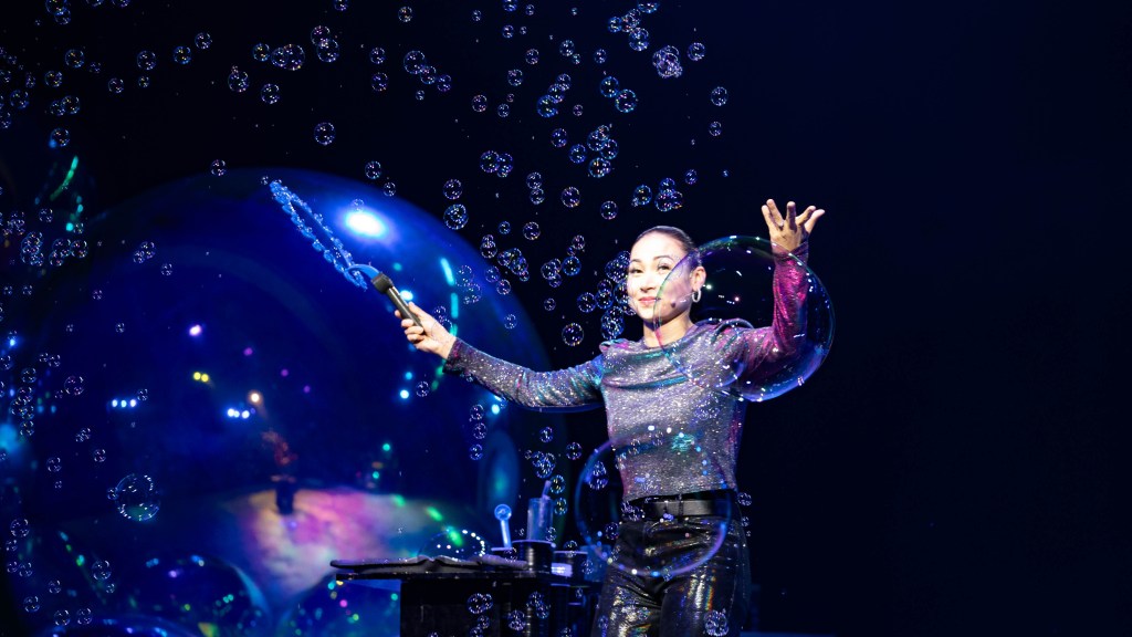 Melody Yang and the Gazillion Bubble Show at Dollywood - Theme Parks By Don